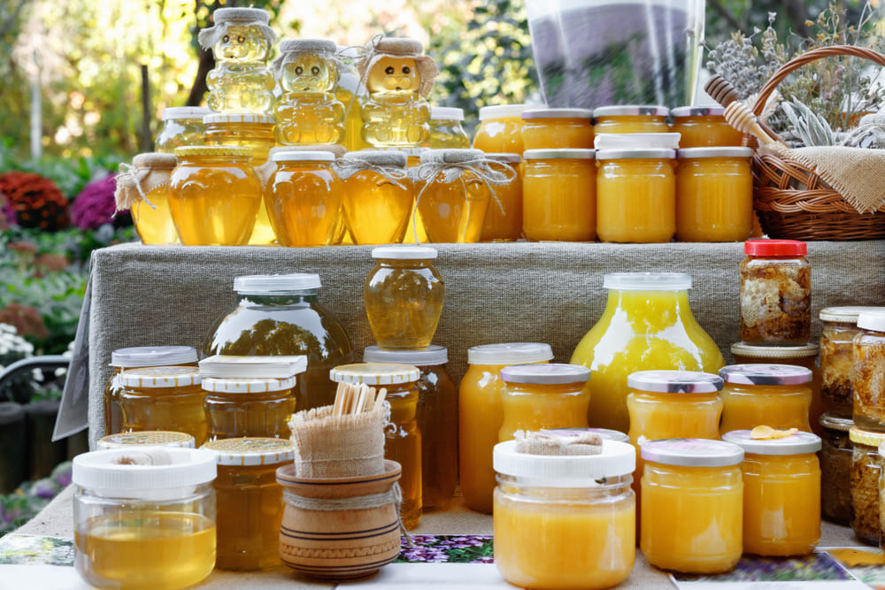 Cum se produce mierea: procesul detaliat de la floare pana la borcan